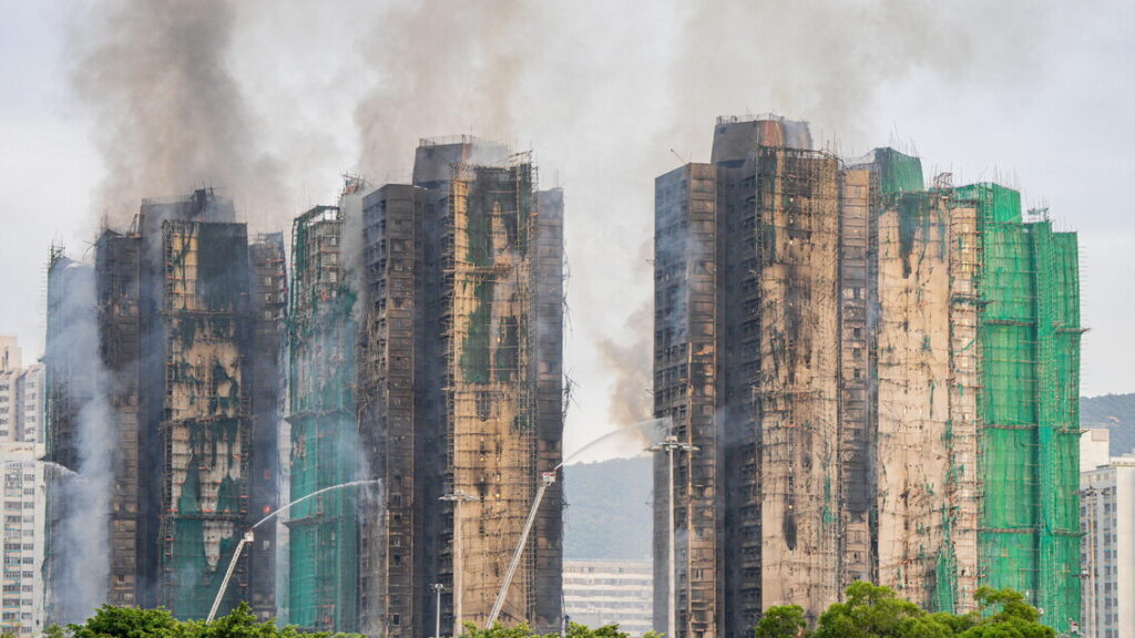Hong Kong, fire still active 20 hours after first alarm