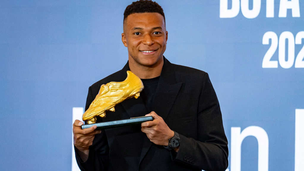 La star du Real Madrid, Kylian Mbappé, remporte le Soulier d'Or européen